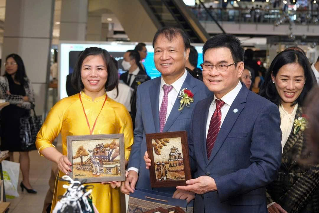 Cô giáo Nguyễn Thị Vân (Tranh gạo Vân Quân): Khát vọng đưa nghệ thuật ...
